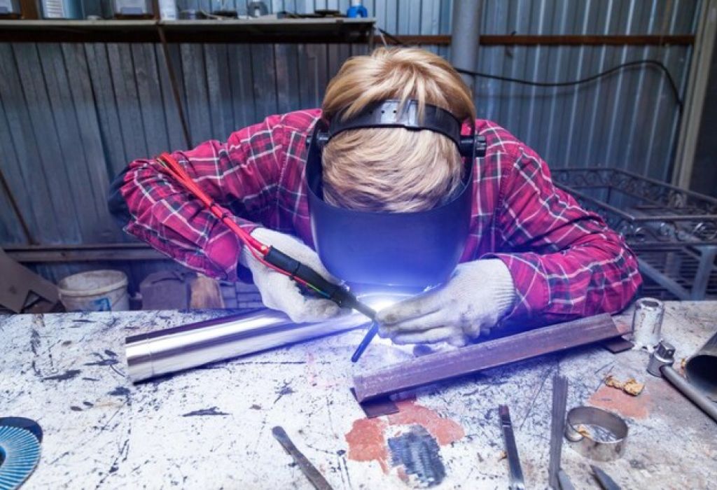 How Much Does a Welder Charge? Rates Explained